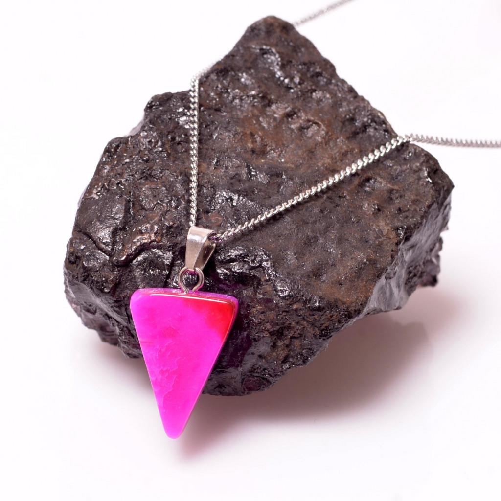 Pembe Akik Taşı Üçgen Kolye